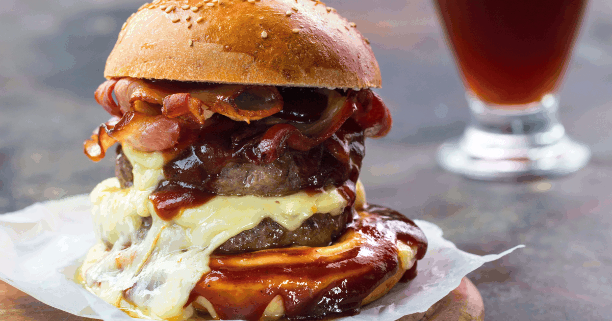 Baconcheeseburger av Homestyle hamburger med oksebryst | Nortura PROFF