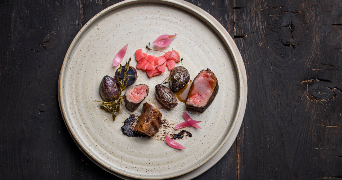 Smoky Flavours - Fårefilet med konfiterte blå poteter… | Nortura PROFF