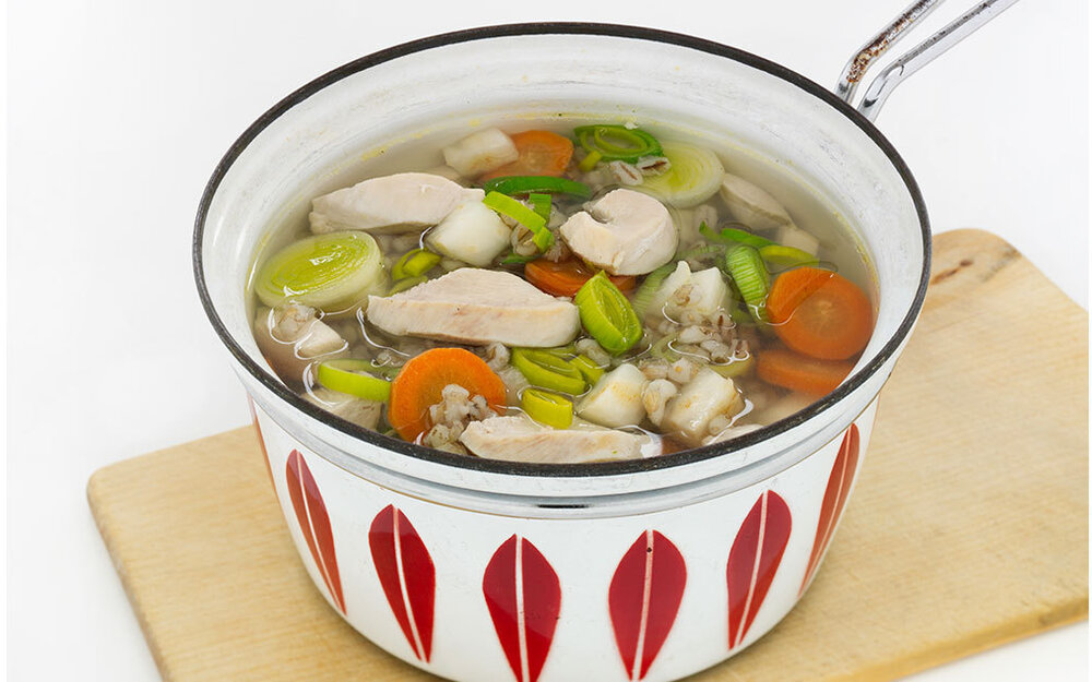 Kyllingbryst i buljong med rotgrønnsaker og byggryn | Nortura PROFF