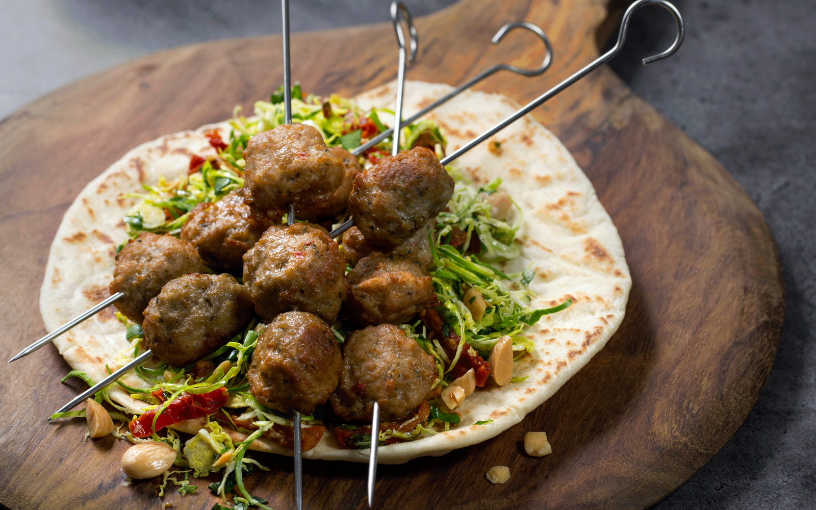 Spanske kjøttboller med rosenkålsalat i pita | Nortura PROFF