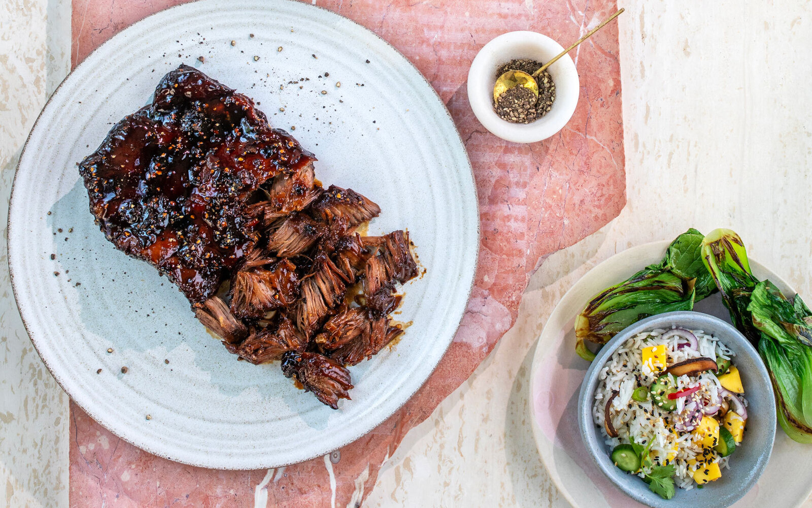 Pulled Pepper-kalv med frisk rissalat og grillet pak… | Nortura PROFF